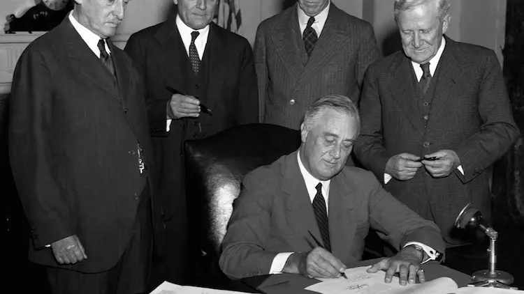 History Lesson Tuesdays: 1944 FDR Signs G.I. Bill – Vintage Dava